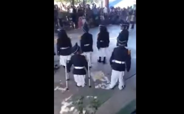 Niño con discapacidad marcha en la escolta de su escuela (Video ...