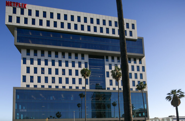 Evacuan edificio de Netflix tras amenaza de hombre armado - Quinta Fuerza