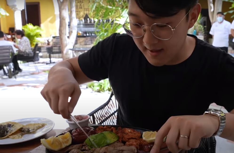 Video: Youtuber coreano prueba el poc chuc de Mérida por primera vez y ...