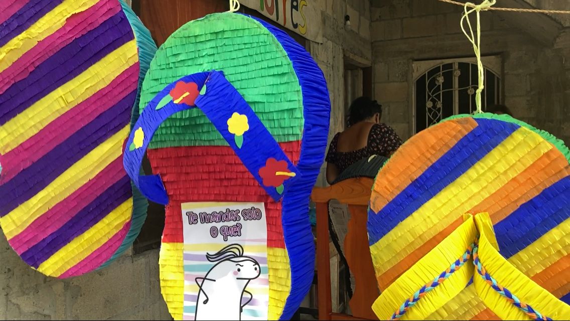 Fabrican piñatas de la "chancla voladora" para festejar el Día de las ...