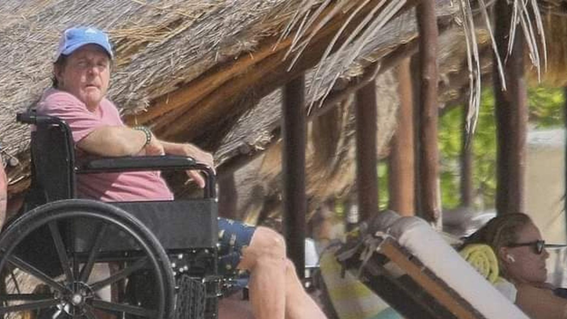 Captan al actor Michael J. Fox en las playas de Tulum - Quinta Fuerza