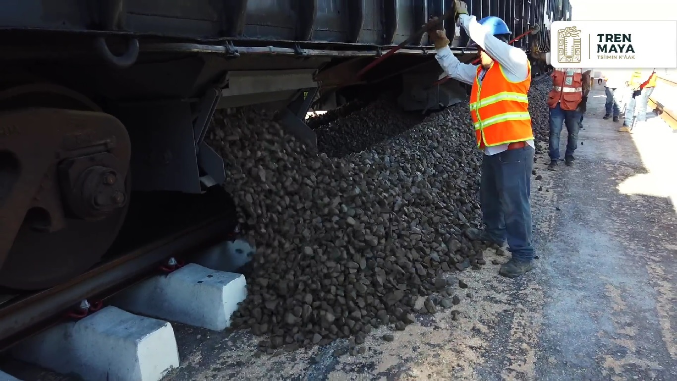 Inicia desembarque de balasto para el Tren Maya en Puerto Morelos ...