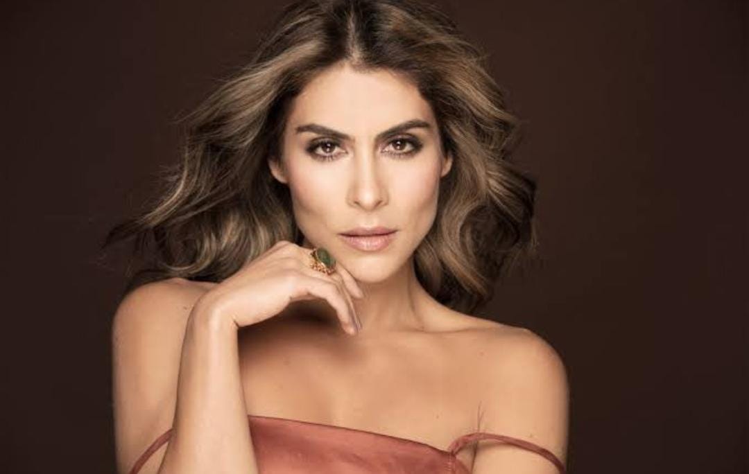 Video: María León se equivoca al cantar el himno nacional en juego de ...