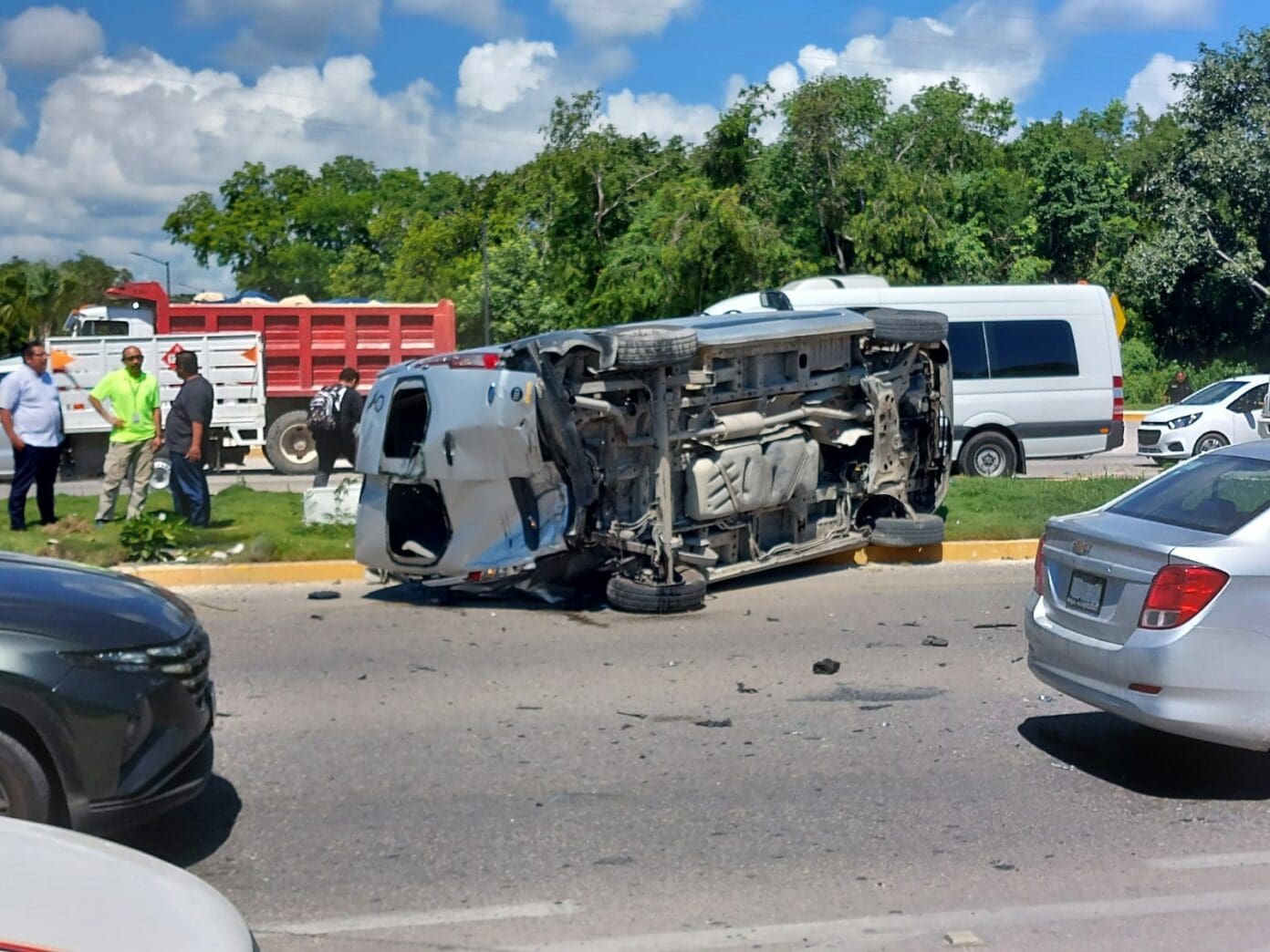 Dos lesionados deja aparatoso choque entre automóvil y combi, en Playa ...