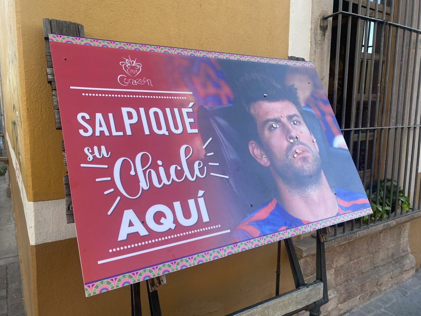 Usan imagen de Piqué como basurero para pegar chicle masticado ...