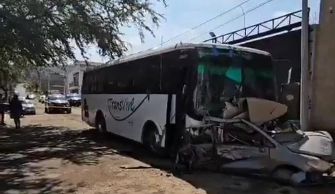 Video: Reportan varios lesionados tras choque de camión que se quedó ...