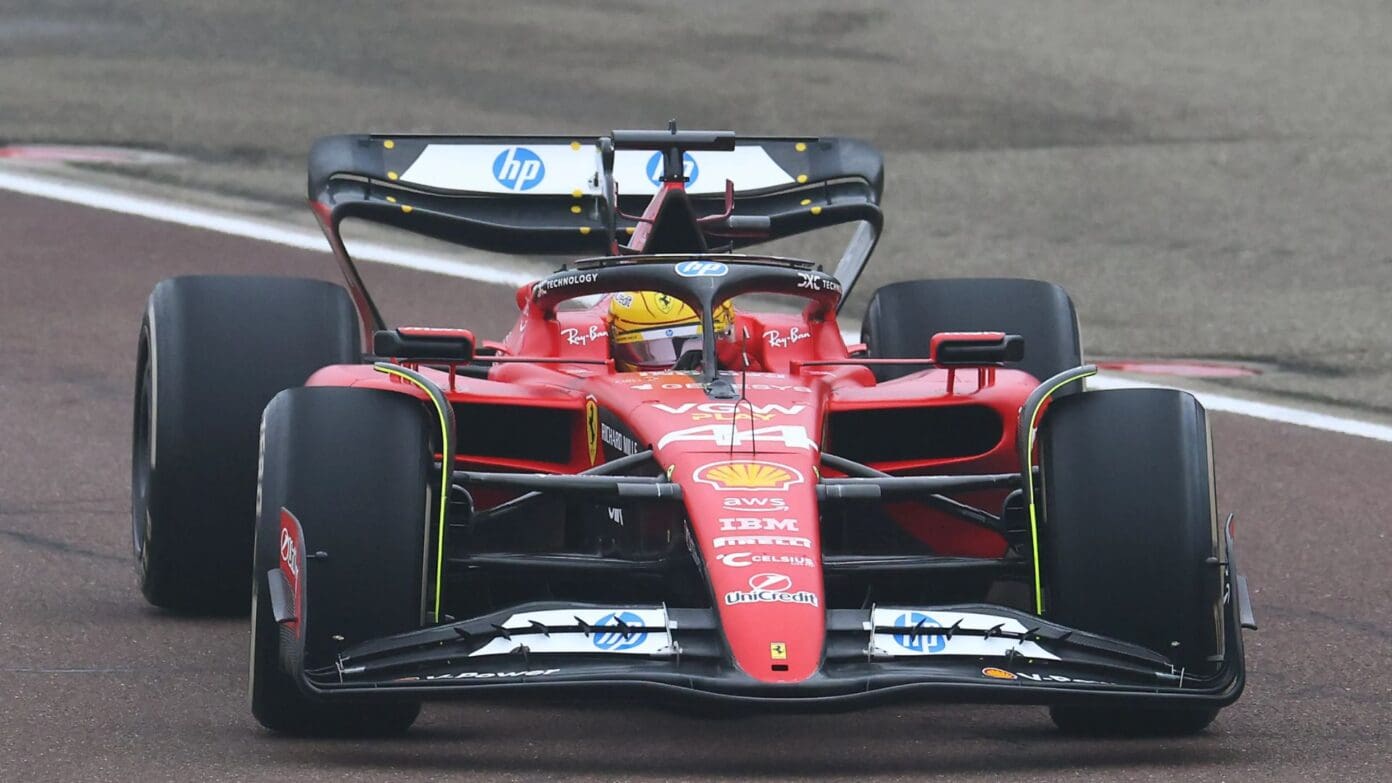 Lewis Hamilton estrella su Ferrari de Fórmula 1 durante sus pruebas en el circuito de Barcelona ...