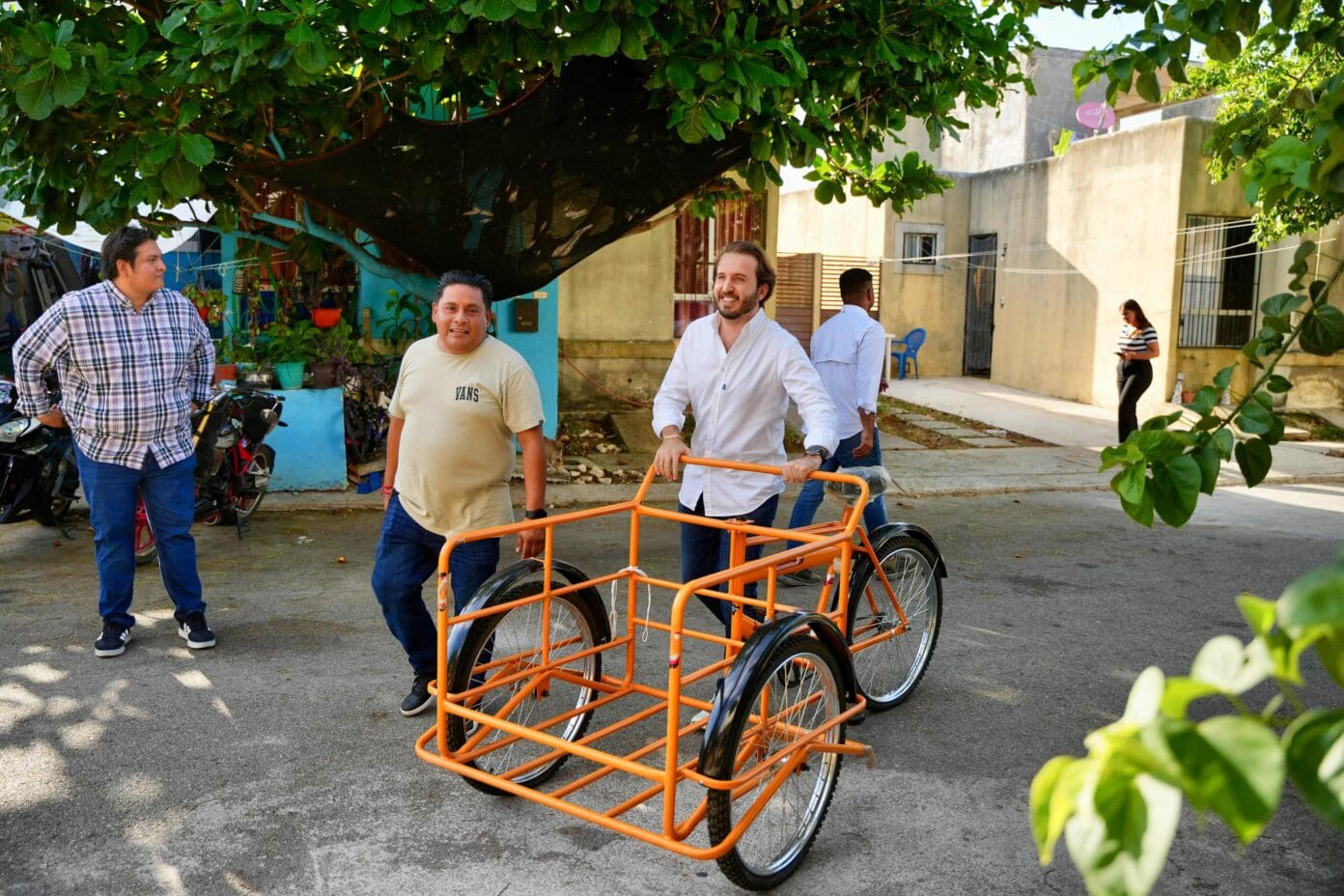 Fernando Muñoz continúa respaldando a mujeres trabajadoras en Playa del ...