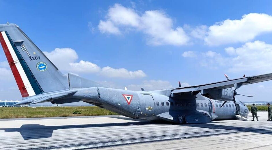 Avión de la Fuerza Aérea sufre incidente con su tren de aterrizaje en prácticas de ...