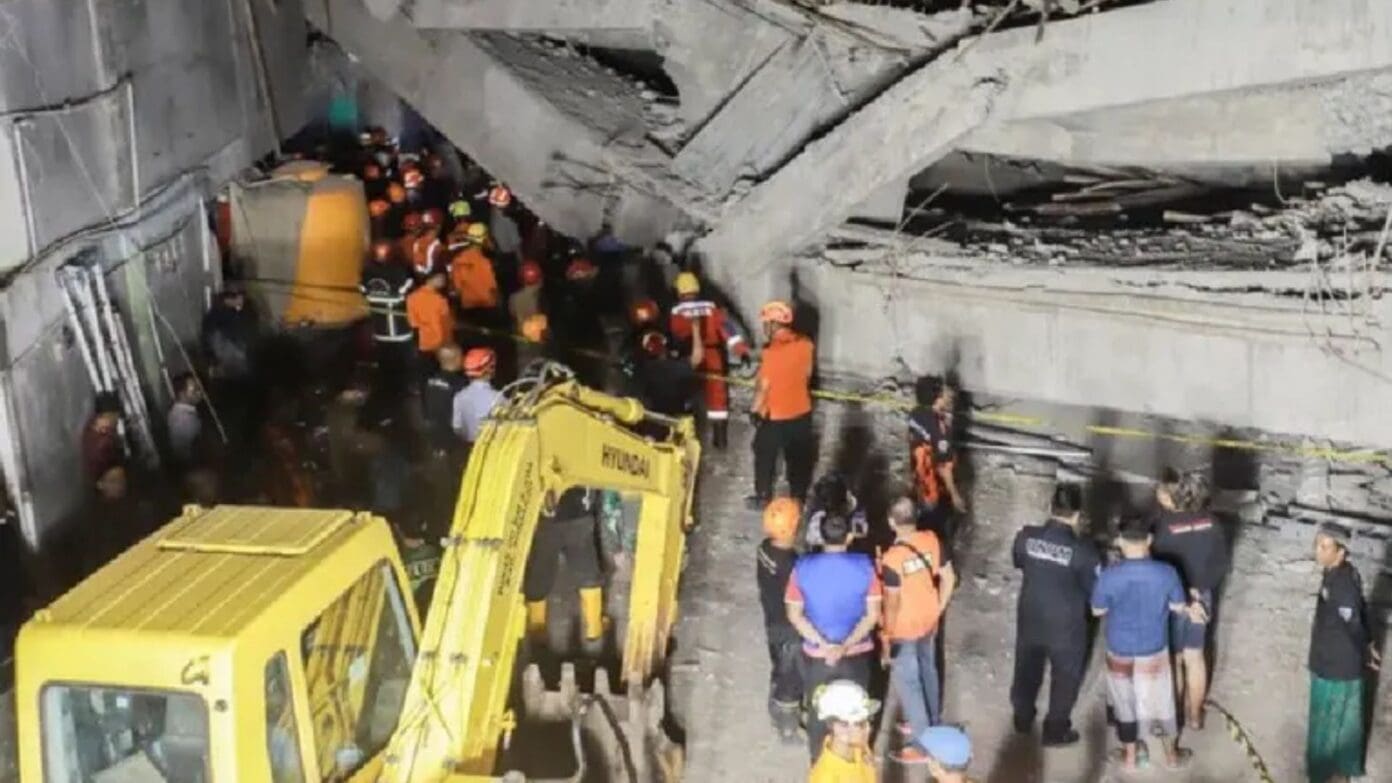 Colapsa escuela en Indonesia y deja cinco muertos y 59 personas atrapadas bajo los escombros ...