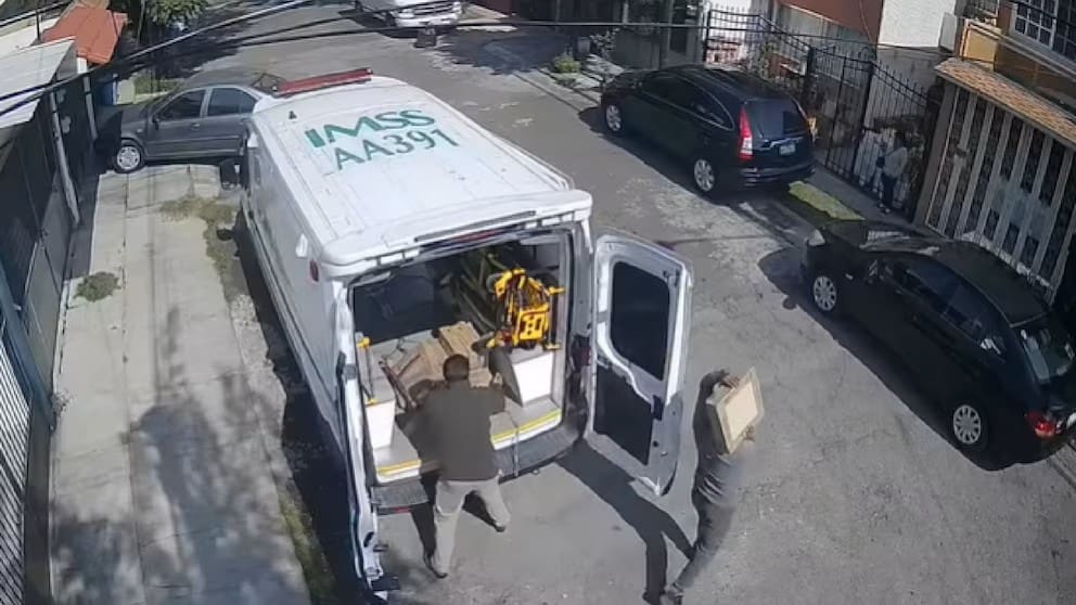 Video: Usan ambulancia del IMSS para transportar material de ...